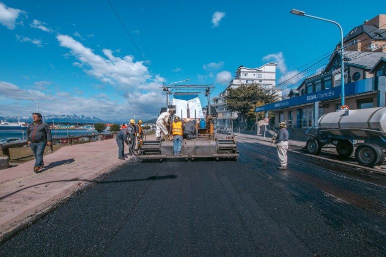 Recuperación vial en Ushuaia: Se repavimentó la Maipú desde Yaganes ...